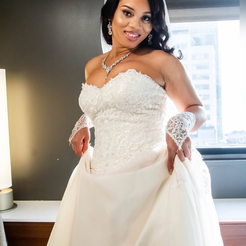 Beautiful Ivory Lace Wedding Dress - Gem